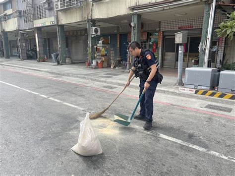 交通事故油漬灑地 凱旋暖警用木屑清除 臺灣導報