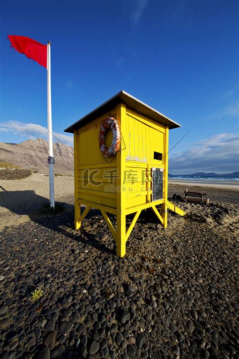 救生员椅子红旗在 S 海岸线和夏天高清摄影大图 千库网