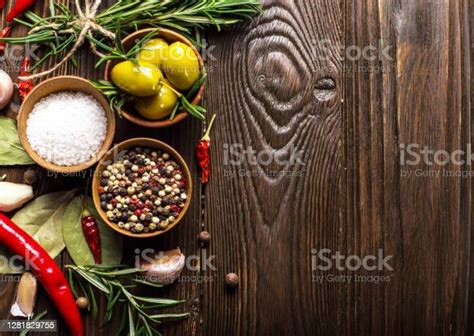부엌 테이블에 조미료와 향신료로 만든 플랫 레이 푸드 배경 프레임 복사 공간을 갖춘 요리 컨셉 0명에 대한 스톡 사진 및 기타 이미지 Istock