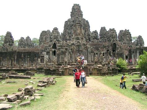 Tourists Angkor Wat Editorial Stock Image Image Of Walking 66757859