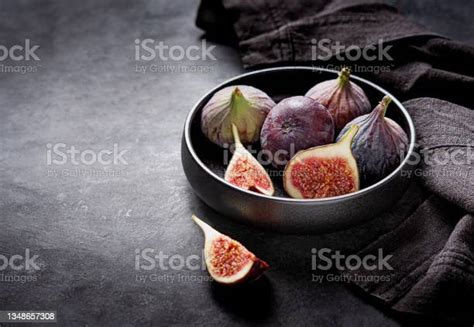 어두운 회색 배경에 검은 그릇에 신선한 잘 익은 무화과 닫습니다 컨셉 건강 식품 복사 공간 0명에 대한 스톡 사진 및 기타