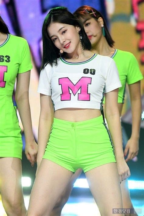 Pin By 소세지 Wo On 낸시♡♡♡ Nancy Momoland Jeans Wanita Wanita Cantik
