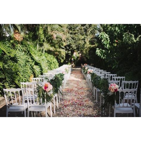 Ceremonias llenas de color de guirnaldas de flores de pétalos de plantas tropicales y