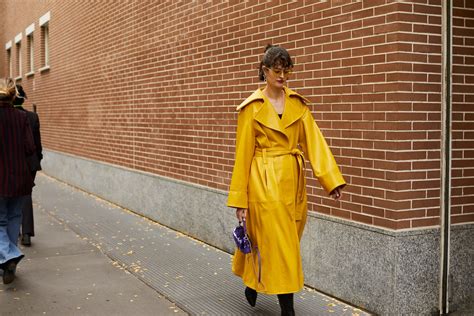 Este otoño invierno el abrigo favorito de las que más saben de moda será amarillo Vogue España