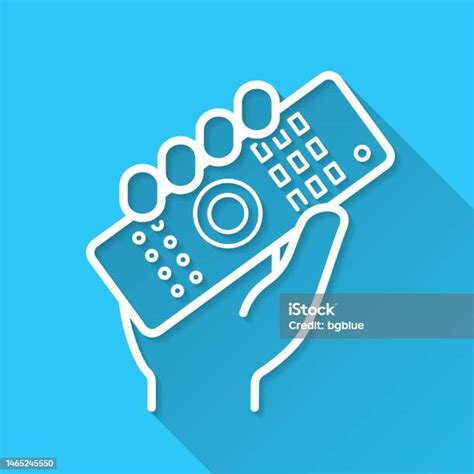 리모컨을 들고 있는 손 파란색 배경에 아이콘 긴 그림자가 있는 평면 디자인 0명에 대한 스톡 벡터 아트 및 기타 이미지 0명