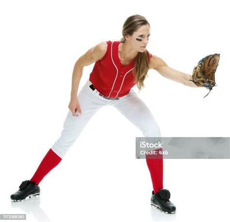 2029세 성인 미모의 브라운 헤어롱 헤어 코카서스 여성젊은 여성 소프트볼 선수애슬리트소프트볼 투수투수의 전체 길이사이드 뷰프로필 보기 20 29세에 대한 스톡 사진 및