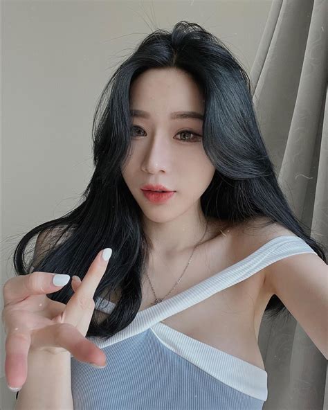 【ev女孩】「正妹老闆娘」貼身小洋裝曲線太兇！「豐滿雪乳」快溢出，完美身材讓人想買爆！ Ev撲克官網