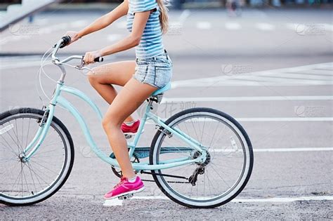 年轻女子骑自行车的腿
