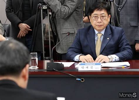 머니s포토 경청하는 박재식 저축은행중앙회장