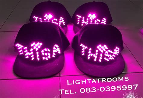 Review หมวกไฟเชียร์ Thisa ไฟสีชมพู ตัวพื้นหมวกเป็นสีดำ เวลาเปิดไฟจะ