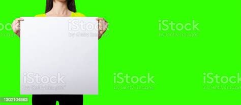 녹색 화면 배경에 빈 간판을 들고 아름다운 여자 요소 프로젝트에 적합합니다 텍스트에 대한 복사 공간을 추가했습니다 여자 사업가에 대한 스톡 사진 및 기타 이미지 Istock