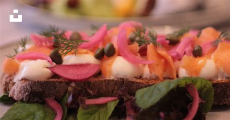 채소로 덮인 샌드위치를 얹은 흰색 접시 사진 Unsplash의 무료 생일 케이크 이미지