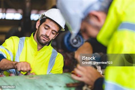 산업 공장의 유지 보수 건설 장비에 종사하는 안전 하드 모자를 가진 전문 기술자 엔지니어 생산 기술의 제조 직업 직업을 가진 검사 남자 남성에 대한 스톡 사진 및 기타
