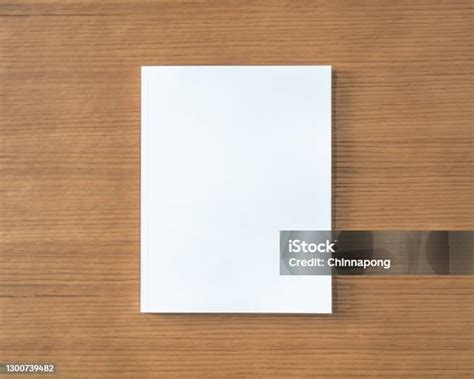 空白の白い表紙の表紙a4文庫モックアップを持つ本のモックアップカタログ雑誌メニュー小冊子ノートブックポートフォリオデザインテンプレートの木製