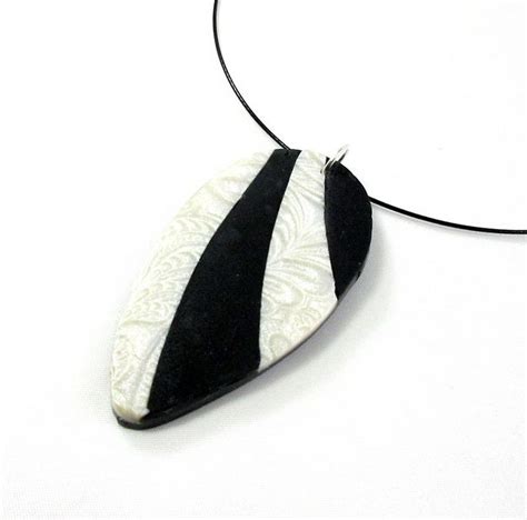 Collier chic noir blanc nacré Collier par lealola Polymer clay