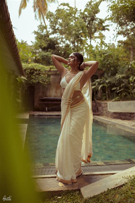 සුරඟනන් පරදන කවුද මේ යුවතිය සරාගී බවට නිර්මාණශීලීත්වය එකතු වුනාම