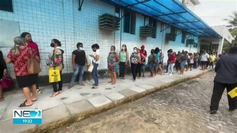 Pacientes enfrentam longas filas no Hospital Barão de Lucena e vão