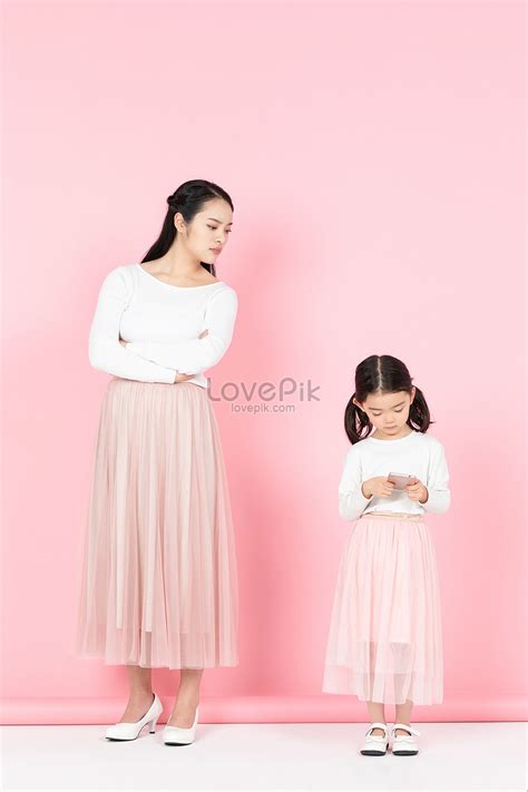 Mom Teaches Daughter To Play With Mobile Phone Picture And Hd Photos