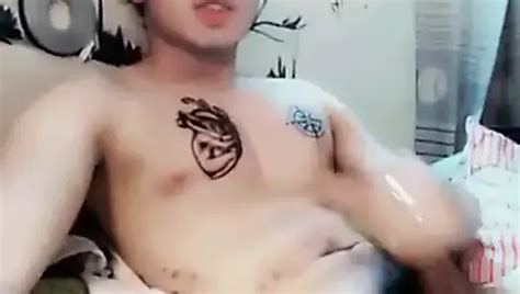 热辣的肌肉台湾rocky在直播中展示鸡巴、屁股和精液 Xhamster