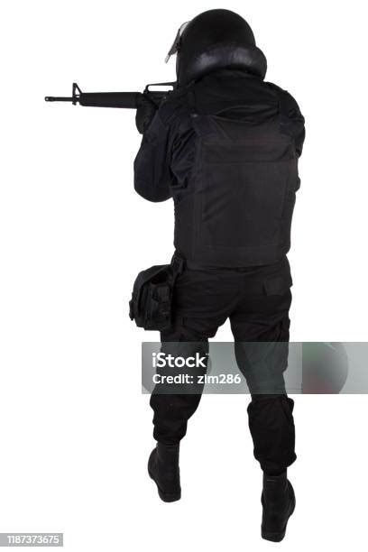 검은 색 유니폼을 입은 돌격 소총을 입은 Swat 장교 M16 소총에 대한 스톡 사진 및 기타 이미지 M16 소총 개념 검은색 Istock