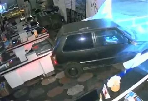 Motorista Perde Controle De Carro E Invade Supermercado Veja O Vídeo