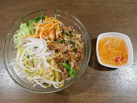 Vermicelli Rice Noodles With Stir Fried Lemongrass Chicken The Noisy Wok