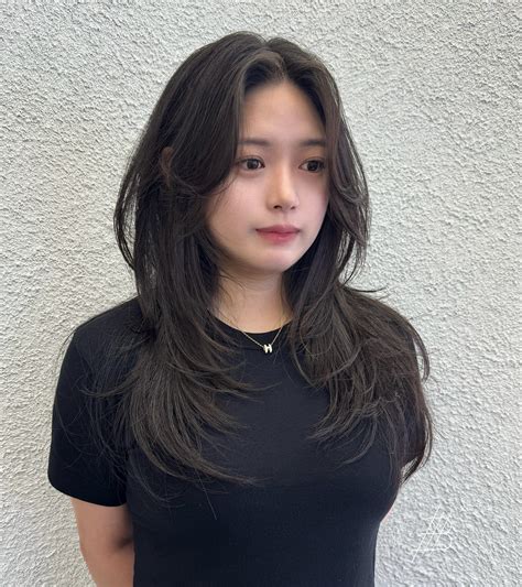 건대미용실 더부띠끄 소희 레이어드컷 하이레이어드컷 레이어드펌 ⠀ ⠀ 안녕하세요 더 부띠끄 건대점 소희입니다🙌🏻 ⠀ ⠀ 길었던 기장에서 미디움 기장으로 가벼운 레이어드펌