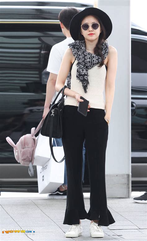 포토엔hd 에이핑크 손나은 민소매티에 드러난 가녀린 팔뚝