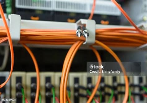 Konektor Serat Optik Dan Banyak Kabel Optik Yang Terhubung Di Perangkat