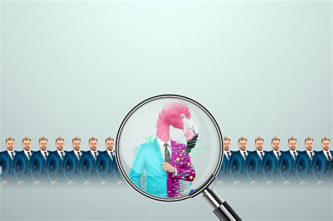 독창성 창조적 인 배경 사업가의 군중 사이에서 여러 가지 색의 괴물 플라밍고 경쟁 우위 군중에서 눈에 띄는 상자 밖에서 생각 지도자 성공에 대한 스톡 사진 및 기타 이미지