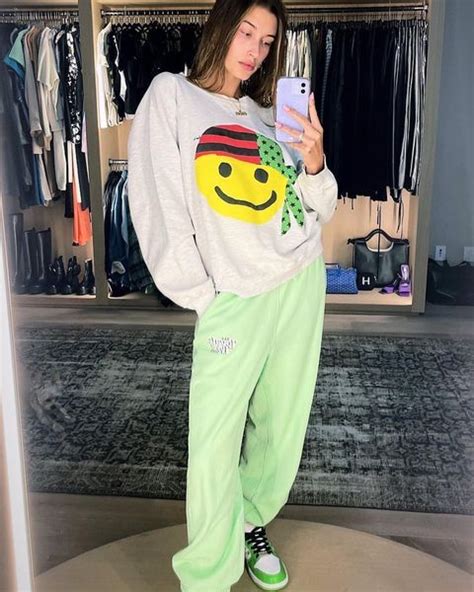 How To Wear Nike Dunks Like Hailey Bieber The Chic Pick Hailey Bieber Nike Dunks How To Wear