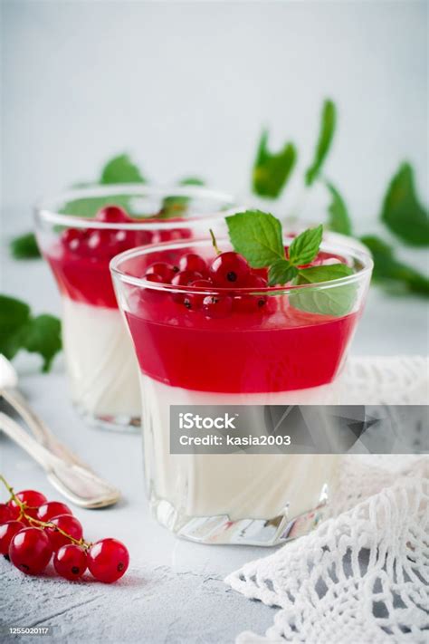 빈티지 유리에 빨간 건포도 젤리와 판나 코타 회색 돌 또는 콘크리트 배경에 민트와 딸기의 잎 전통 이탈리아 디저트 선택적 초점 건강한 식생활에 대한 스톡 사진 및 기타