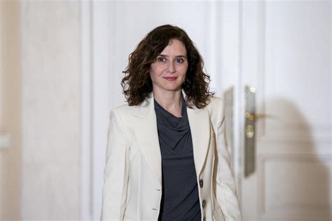 Ayuso cree que Sánchez entregará la cabeza de Illa a Puigdemont para
