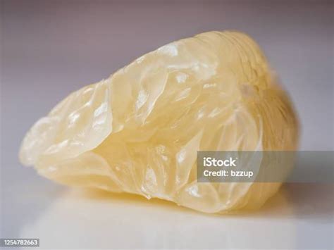 껍질을 벗긴 포멜로 자몽 그늘의 신선한 클로즈업 이미지 자몽에 대한 스톡 사진 및 기타 이미지 자몽 0명 가을 Istock