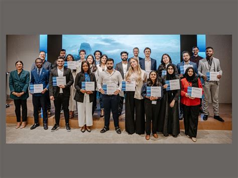 100 طالب جامعي يستعرضون مشاريعهم المبتكرة في برنامج المسرعات