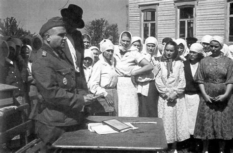 Регистрация немцами местного населения в украинской деревне — военное фото