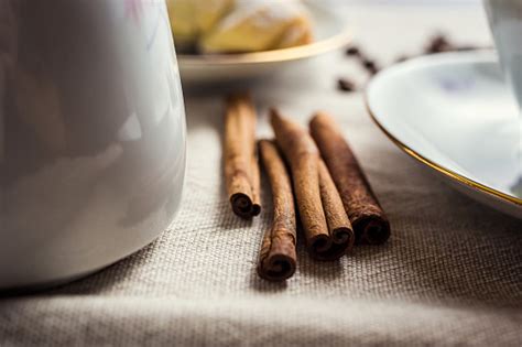 크로 함께 맛 있는 커피 커피와 원두 커피와 계 피 스틱 크루아상의 컵 커피 크로와상 초콜렛의 컵 아침 0명에 대한 스톡 사진 및 기타 이미지 Istock