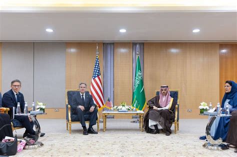 فيصل بن فرحان يبحث مع بلينكن الأوضاع في غزة