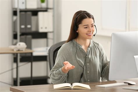 사무실에서 컴퓨터로 작업하는 헤드셋을 가진 핫라인 교환원 텍스트를 위한 공간 고객에 대한 스톡 사진 및 기타 이미지 고객