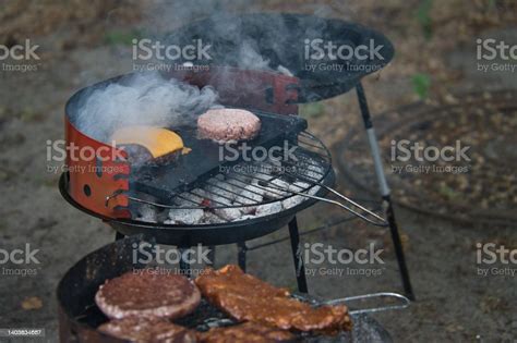 석탄 화격자 및 고기로 그릴 그릴에 준비 할 때 치즈가 들어간 햄버거 0명에 대한 스톡 사진 및 기타 이미지 0명 고기