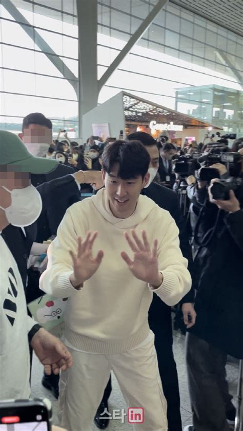 손흥민 팬들 환대 속 출국 별도 인터뷰 없이 ‘손 인사묵례