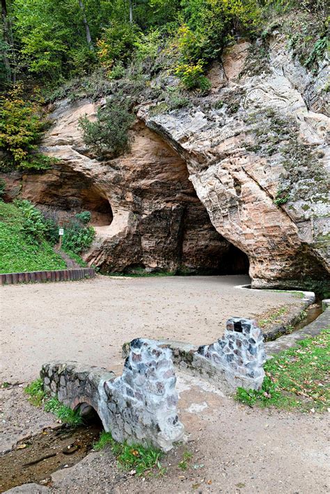 Latvian Sigulda Linnoja Extremelajeja Ja Baltian Suurin Luola Mondo