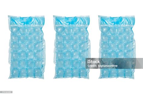 흰색 배경에 격리된 가정용 물 동결을 위한 파란색 플라스틱 포장 얼음 주머니 비닐 봉지 질감 배경에 있는 얼음 조각 아이스 서클
