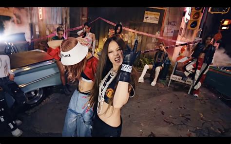 直接影響曼聯股價！blackpink Jennie Mv造型如何帶起「復古球衣穿搭」中性風潮？