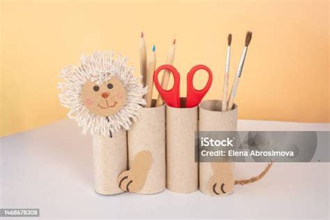 งานฝีมือม้วนกระดาษชําระ แนวคิดการรีไซเคิล Diy สําหรับเด็ก กิจกรรมง่ายๆ สิงโตกระดาษตัวอักษ ภาพ