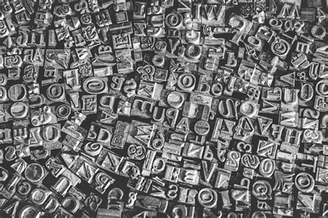 흑백 질감의 배경에 다양한 글꼴 대문자와 소문자 골동품 문자가 있는 납 조판 문자 블록이 있습니다 0명에 대한 스톡 사진 및 기타 이미지 Istock