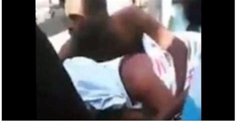 Παρέλαση στους δρόμους πάνω σε ένα αυτοσχέδιο κρεβάτι Για παράνομο ζευγάρι που κόλλησε