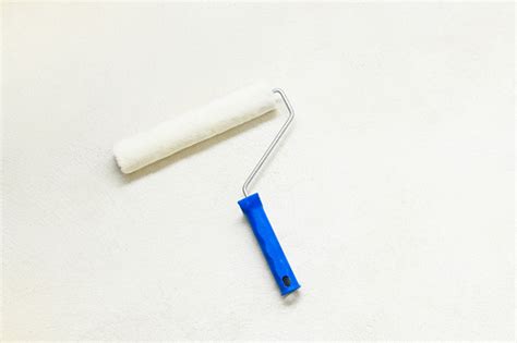 콘크리트 바닥에 롤러를 칠하고 공간을 복사하십시오 수리 도구는 바닥에 놓여 있습니다 그림 그리기에 대한 스톡 사진 및 기타 이미지 그림 그리기 말기 페인트 Istock