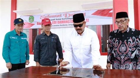 Resmikan Kantor Camat Kembang Janggut Bupati Kukar Minta Aparatur