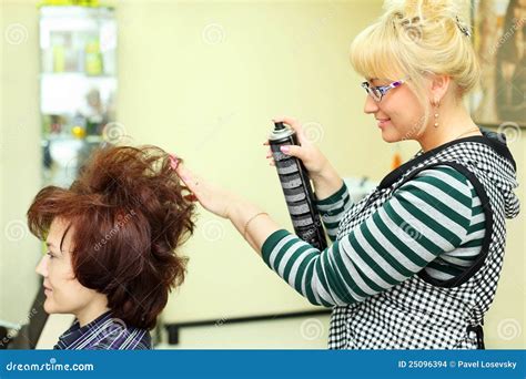 El Peluquero Hace El Pelo Que Labra Por El Aerosol De Pelo Foto De